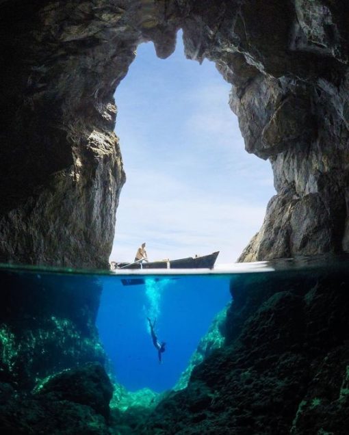 20+ Breathtaking Half-Underwater Pictures - Passport Ocean